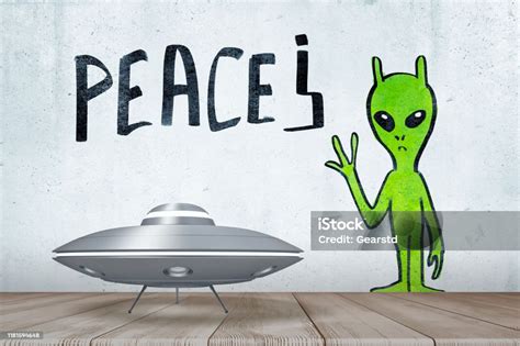 녹색 외계인과 벽에 그려진 평화기호흰색 나무 바닥 위의 실버 금속 Ufo의 3d 렌더링 3차원 형태에 대한 스톡 사진 및 기타 이미지 3차원 형태 검은색 공예