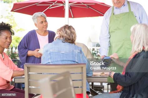 비접촉 식 결제 신용 카드를 통해 지불 하는 카페에서 수석 성인 계산대에 대한 스톡 사진 및 기타 이미지 계산대 계산원 고객 Istock