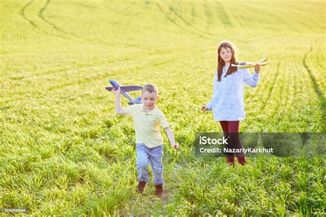 쾌활하고 행복한 아이들은 현장에서 놀고 화창한 여름날에 조종사라고 상상합니다 아이들은 비행과 항공을 꿈꿉니다 2명에 대한 스톡 사진 및 기타 이미지 Istock