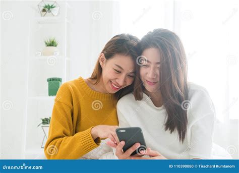 Belle Giovani Coppie Felici Lesbiche Asiatiche Delle Donne Lgbt Che Si