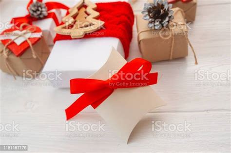 크리스마스 인사말 카드입니다 빨간색 리본 및 텍스트에 대 한 장소와 나무 배경에 범프와 흰색 및 크 래 프 트 선물 상자 0명에 대한 스톡 사진 및 기타 이미지 Istock
