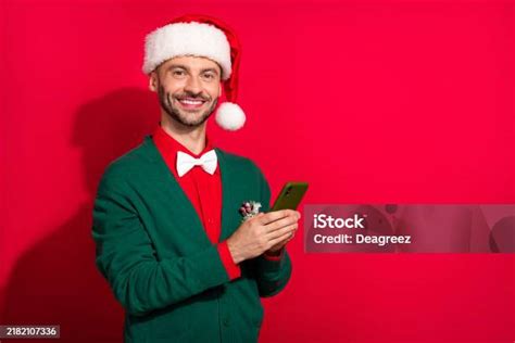 귀여운 남자의 옷 Xmas 녹색 카디건 입력 사진 인스 타 그램 트위터 페이스 북 인사말 빈 공간 외딴 빨간색 배경 12월에 대한 스톡 사진 및 기타 이미지 Istock