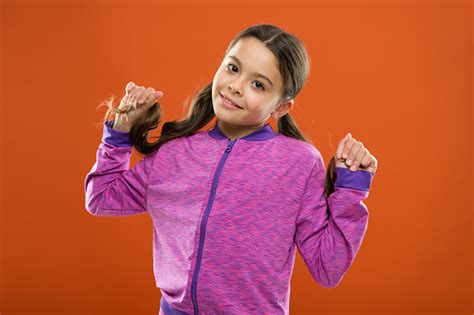 멋지고 깔끔한 헤어 스타일 아이들을위한 헤어 스타일을 만드는 쉬운 팁 작은 아이 긴 머리 매력적인 아름다움 길고 화려한 머리를 가진 소녀 활동적인 아이 강하고 건강한