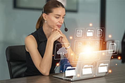 랩톱 전사적 자원 관리 Erp를 사용하는 여성 사업가 가상 화면에 아이콘이 있는 문서 관리 개념 가상 화면에 아이콘이 있는 랩톱 컴퓨터로 작업하는 비즈니스 여성 35 39