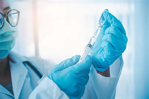 환자에게 백신을 주입 할 준비가 주사기를 가진 의사 예방 접종 개념 45 49세에 대한 스톡 사진 및 기타 이미지 45 49세 Stem 주제 간호사 Istock