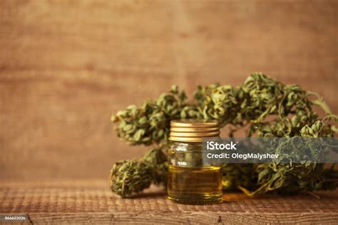 그린 나무 테이블에 추출 물 기름을 약용 마리화나의 단풍 대체 의학 Thc에 대한 스톡 사진 및 기타 이미지 Thc 건강관리와 의술 건강한 생활방식 Istock