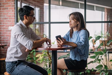 사무실에서 스마트폰으로 비즈니스 전략에 대해 이야기하는 동료들 25 29세에 대한 스톡 사진 및 기타 이미지 25 29세 2명 30 34세 Istock