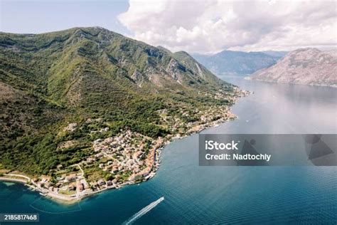 코토르 만 기슭의 푸른 산 기슭에 있는 리조트 타운 프르카니의 탁 트인 전망 몬테네그로 숫벌 공중 뷰에 대한 스톡 사진 및 기타 이미지 Istock