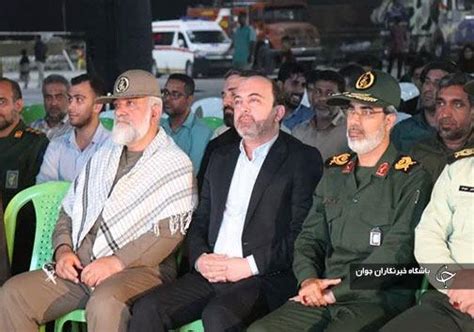 گشایش نمایشگاه هفته دفاع مقدس در کنار آب‌های نیلگون خلیج فارس عکس