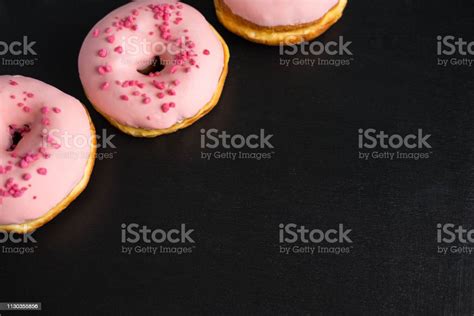 블랙 바탕에 핑크 도넛의 사진입니다 과자 도너츠와 텍스트 프레임입니다 도너츠와 배너에 대 한 기준입니다 상점 카페 소셜 네트워크에 대 한 도너츠와 배너 0명에 대한 스톡