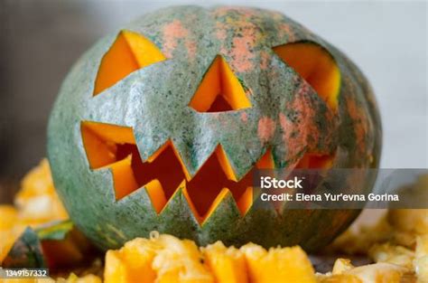 호박의 유적 중 테이블에 무서운 미소 호박 할로윈 등불 10월에 대한 스톡 사진 및 기타 이미지 10월 가을 가정 생활 Istock