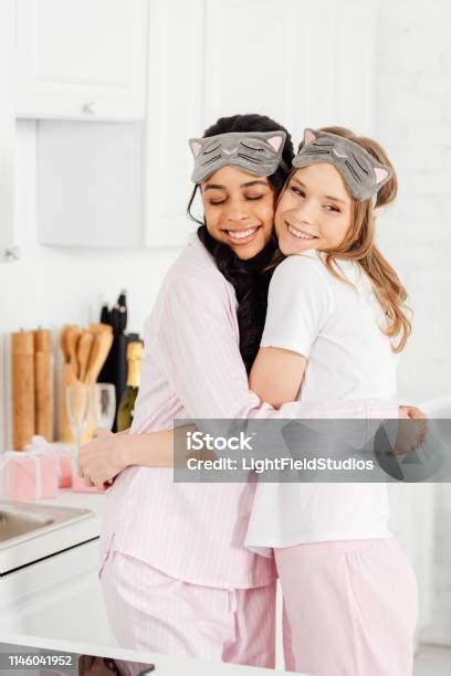 잠자는 마스크에 아름 다운 다문화 여자는 웃 고 잠 옷 파티 동안 부엌에서 포옹 2명에 대한 스톡 사진 및 기타 이미지 2명 다민족 그룹 미소 Istock