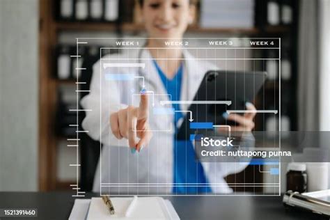 프로젝트 관리자 작업 및 병원에서 Gantt 차트 일정 다이어그램으로 작업 업데이트 Success 스마트 의사와 함께 일하는