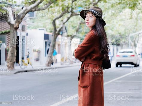 아름 다운 젊은 갈색 머리 여자와 거리 배경 흐림 야외 패션 매력적인 젊은 중국 쾌활 한 세련 된 숙 녀의 초상화 감정 사람 아름다움과 라이프 스타일 개념입니다 20 29