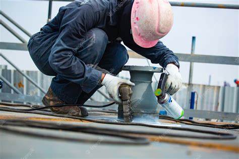Premium Photo Male Worker Test Nozzle Tank Butt Weld Carbon Roof