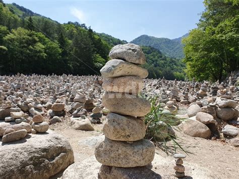 소원돌 돌탑 돌무더기 산 소원탑 사진이미지일러스트캘리그라피 몽d뤂작가