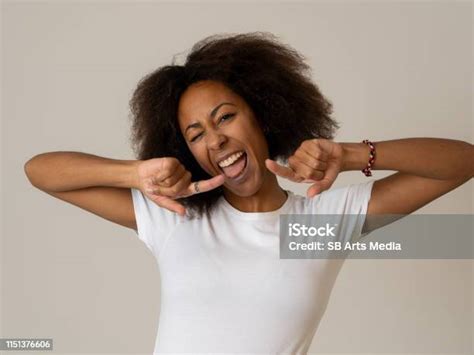 행복 한 얼굴 아름 다운 미소와 아프리카 머리와 매력적인 아프리카계 미국인 여자의 초상화를 닫습니다 중립 배경에 고립 사람 긍정적 인 인간의 얼굴 표정과 감정 갈색 머리에