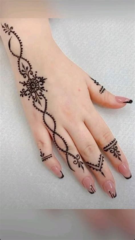 عايزه رسومات حنة رقيقة وناعمة 💞وتكون بسيطة وسهلة يبقا لازم تشوفى