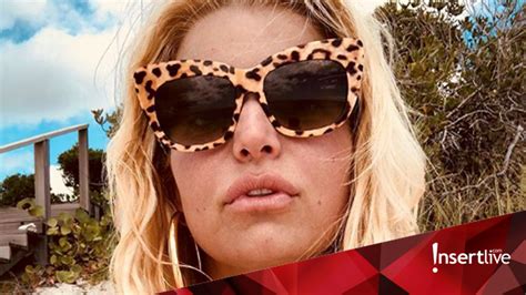 Jijik Banget Jessica Simpson Pamer Foto Lagi Pipis Di Rumput