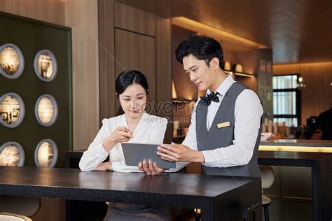 고객에게 서비스를 제공하는 호텔 직원 사진 무료 다운로드 Lovepik
