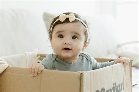 가벼운 가족 고요한 골판지 상자 귀여운 기쁨 놀이 다정함 따뜻한 음색 딸 매력적인 머리띠 머리띠를 한 소녀 박스 부드러운 빛 사랑스러운 소녀