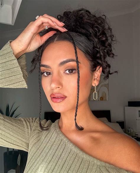 Penteado Simples Cabelo Ondulado Clipart