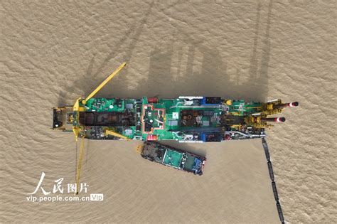 【江蘇連雲港：“天鯨號”助力十萬噸級航道建設】11月26日，“天鯨號”自航絞吸式挖泥船在江蘇連雲港港贛榆港區接力“天鯤”號，參與贛榆港區十萬