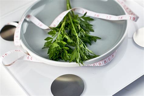 측정 테이프로 싸인 녹색 접시 비늘에 서서 채식주의 채식주의 식단의 개념 0명에 대한 스톡 사진 및 기타 이미지 0명 가냘픈 개념 Istock