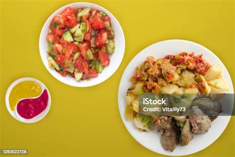 감자와 삶은 토마토와 간 튀김 흰색 접시에 튀긴 간 색 배경 감자 요리에 대한 스톡 사진 및 기타 이미지 감자 요리 건강한 식생활 고기 Istock