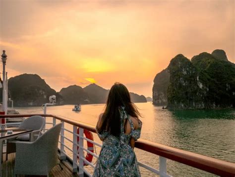 A Guide To Enjoy The Breathtaking Halong Bay Sunset