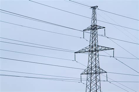공기 전력 선의 새로운 큰 돛대 닫기 두꺼운 전선과 절연체와 고전압 전기 철탑 배경에 푸른 하늘 전통적인 에너지 전력 개념
