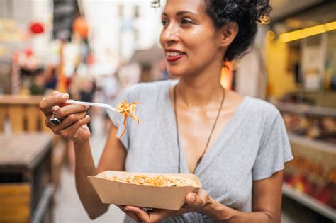 부다페스트 의 거리에서 현지 패스트 푸드를 먹는 아름다운 히스패닉 여성 길거리 음식에 대한 스톡 사진 및 기타 이미지 길거리 음식 30 39세 거리 Istock