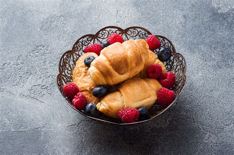 어두운 콘크리트 배경에 신선한 라즈베리와 블루 베리와 크루아상 공간을 복사합니다 아침 식사 커피 꿀의 개념 과일에 대한 스톡 사진 및 기타 이미지 Istock