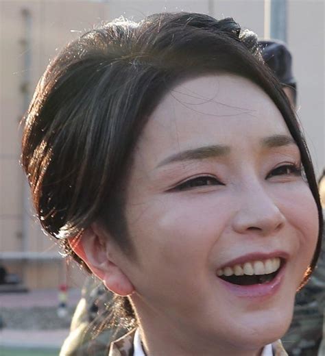 김건희 말더듬고 발음새는 영상 이부진 당황한표정 맞죠