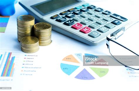 문서 차트 데이터 배경에 금융 개념에 대 한 계산기로 돈 동전 스택 닫기 0명에 대한 스톡 사진 및 기타 이미지 0명 계산기 계획 Istock