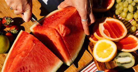 집 밖의 감귤류 건강한 건강한 식생활 계절 과일 과즙이 많은 다채로운 라이프스타일 레몬 맛있는 머리 위로 목조 판자 밝은 색 비타민 상쾌한