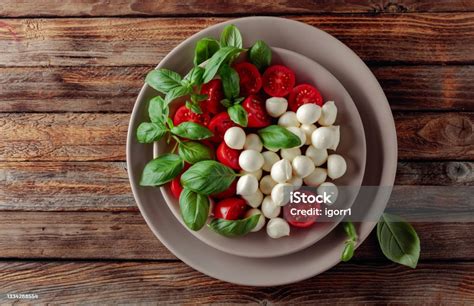 오래된 나무 테이블에 토마토 미니 모짜렐라 바질이 있는 카프리세 샐러드 0명에 대한 스톡 사진 및 기타 이미지 0명 갈색 개체 그룹 Istock