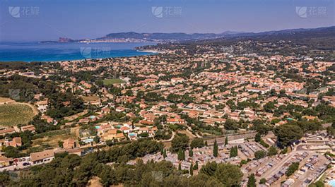 在阳光直射下无人机拍摄城市景观