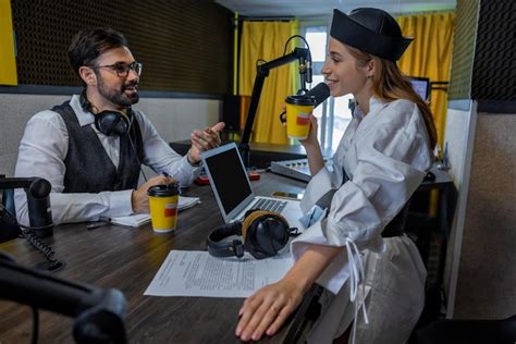 Chica Joven Que Habla Con El Hombre Moreno Foto Premium