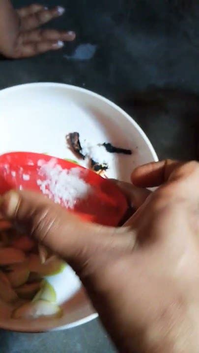 গাছের ছোট ছোট আমরা দিয়ে এভাবে মেয়েকে খেতে খুব ভালো লাগে খেয়ে দেখবেন