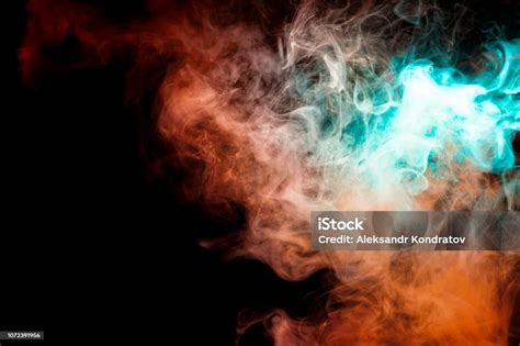 파란색의 배경 귀신의 머리의 모양 또는 검은색 신비로운 외모의 남자에서 빨간색과 녹색 물결 모양의 연기 접지 절연 밝은 추상