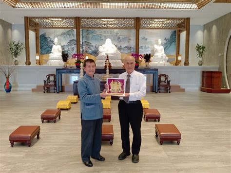 黃理事長率領協會幹部拜訪濟仁佛院彭經理，為月底越南文化交流團的參訪進行課程安排的請益。 中華關聖文化世界弘揚協會 社團法人中華桃園明聖經推廣學會