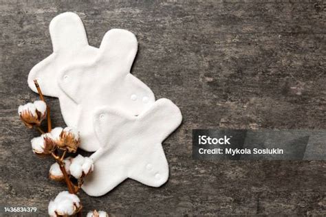 면화 꽃과 화려한 밝은 재사용 가능한 생리대 세트 제로 폐기물 여성 기간 복사 공간이있는 개념 탑 뷰 0명에 대한 스톡 사진 및