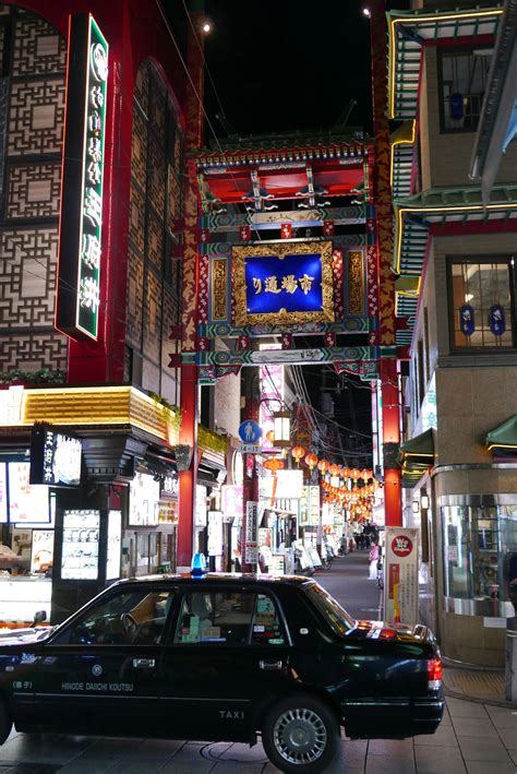 집 밖의 가나가와 거리 건물 건축 게이트 공공 장소 관광 관광 명소 다채로운 도시 전망 도시 탐사 도시