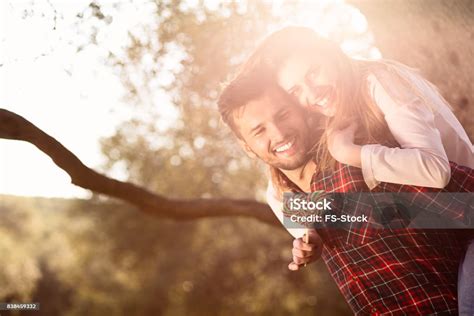 미소의 초상화 잘생긴 남자는 자연에 그의 여자 친구에 게 다시 주는 돼지 2명에 대한 스톡 사진 및 기타 이미지 2명 감정