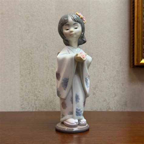 Фарфорова статуетка Lladro «несуча квіти — ціна 4500 грн у каталозі Статуетки Купити товари