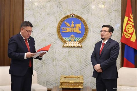 Сангийн сайд Б Жавхлан хуулийн төсөл өргөн мэдүүллээ