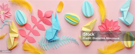 산호 분홍색 배경에 종이 공예 계란 꽃 종이 접기 토끼 트렌디 한 종이 공예 휴가 봄 배경 배너 Diy 아이디어와 부활절 휴일 창조적 인 배경 4월에 대한 스톡 사진 및