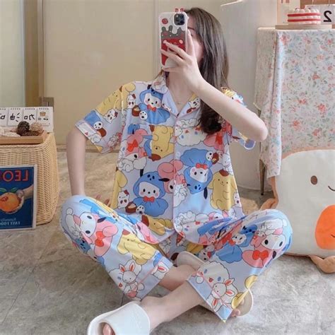 ชุดนอน เสื้อแขนสั้น กางเกงขายาว คอตต้อนผสมการ์ตูน ผ้านิ่มมาก กระดุมหน้าคอปก ฟรีไซซ์ Fl