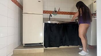 Belle mère latino colombienne avec un cameltoe géant montre son vagin marqué pour son beau fils